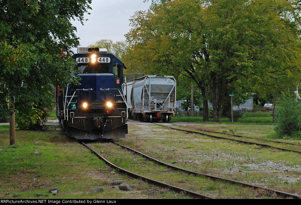 MNA 448 runling around a cut of 2-Bay covered hoppers so they can shove them into the Tamko plant.